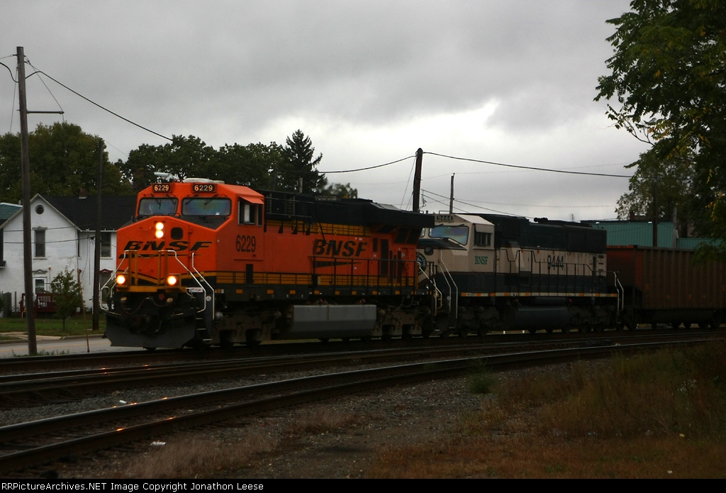 BNSF power leads 665 west